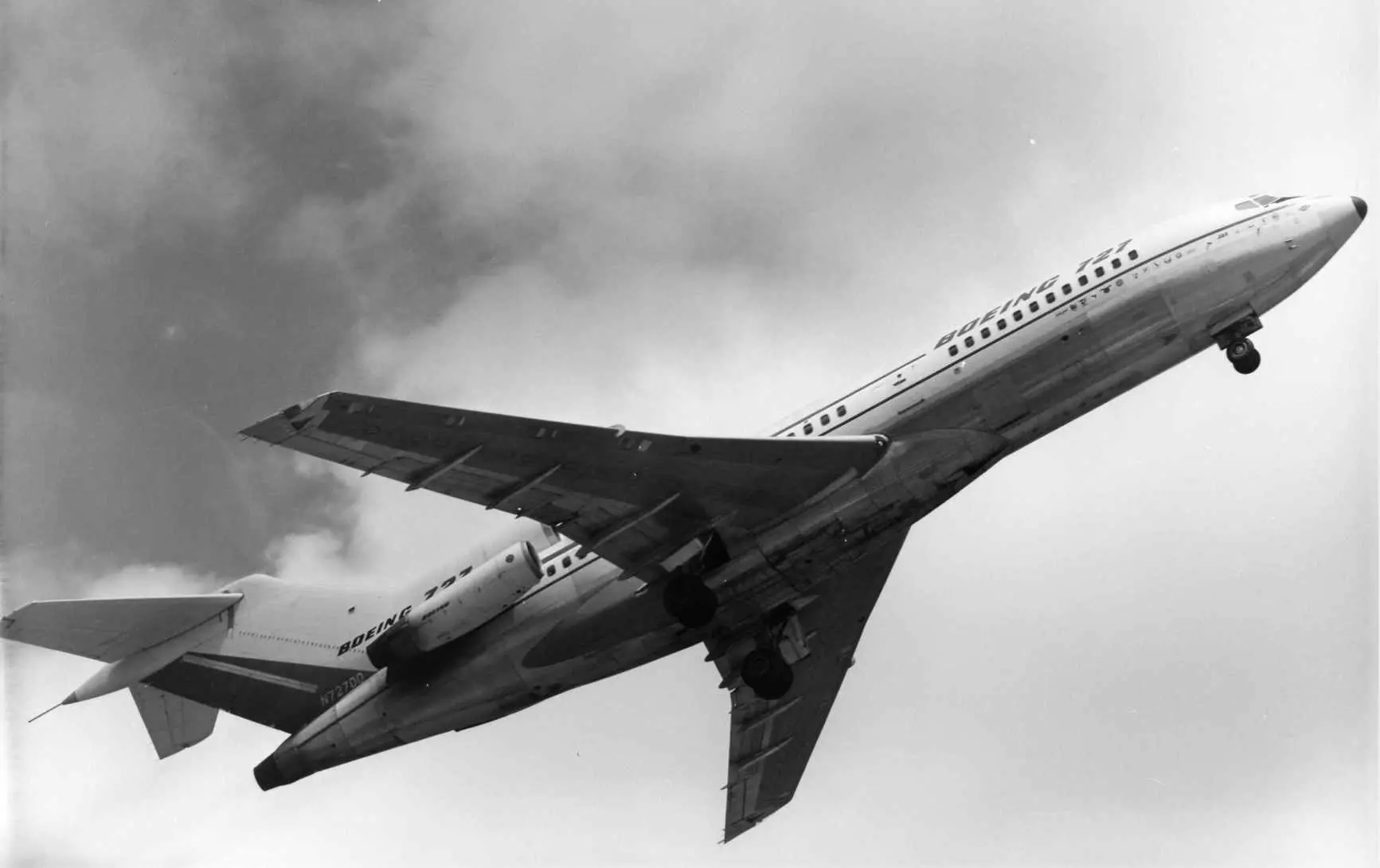 WATCH: Heroic World Airlines Pilots Flew Overloaded 727 on the Last ...