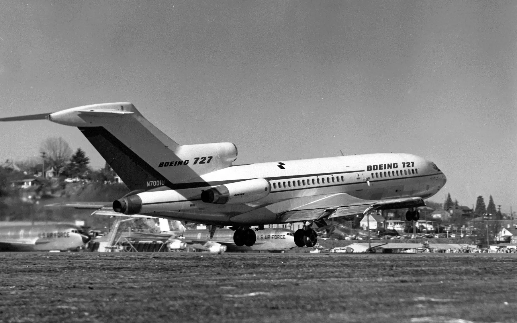 WATCH: Heroic World Airlines Pilots Flew Overloaded 727 on the Last ...