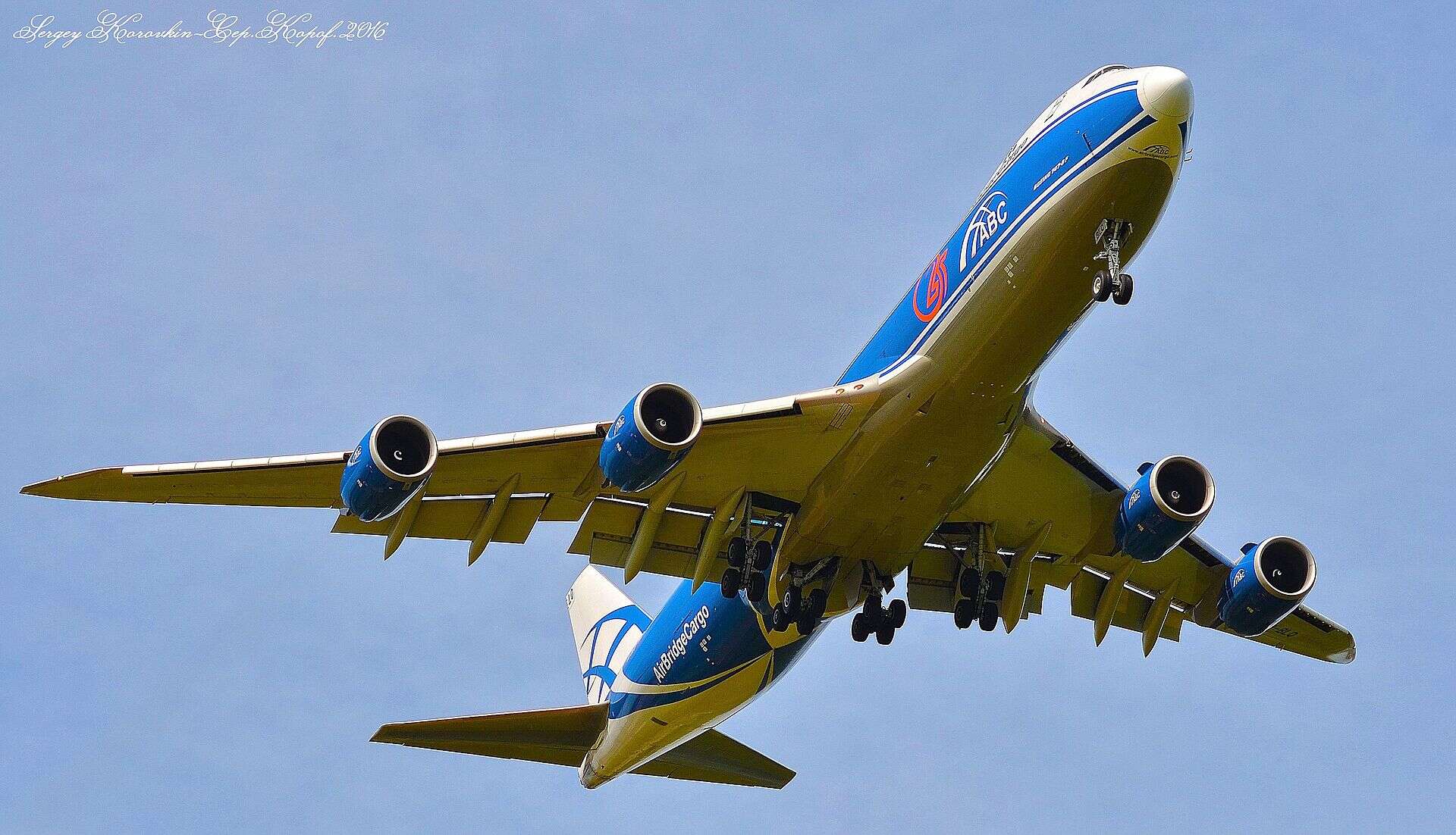 Crew Puts GoPro On Wheel Well Of 747 Jumbo Jet