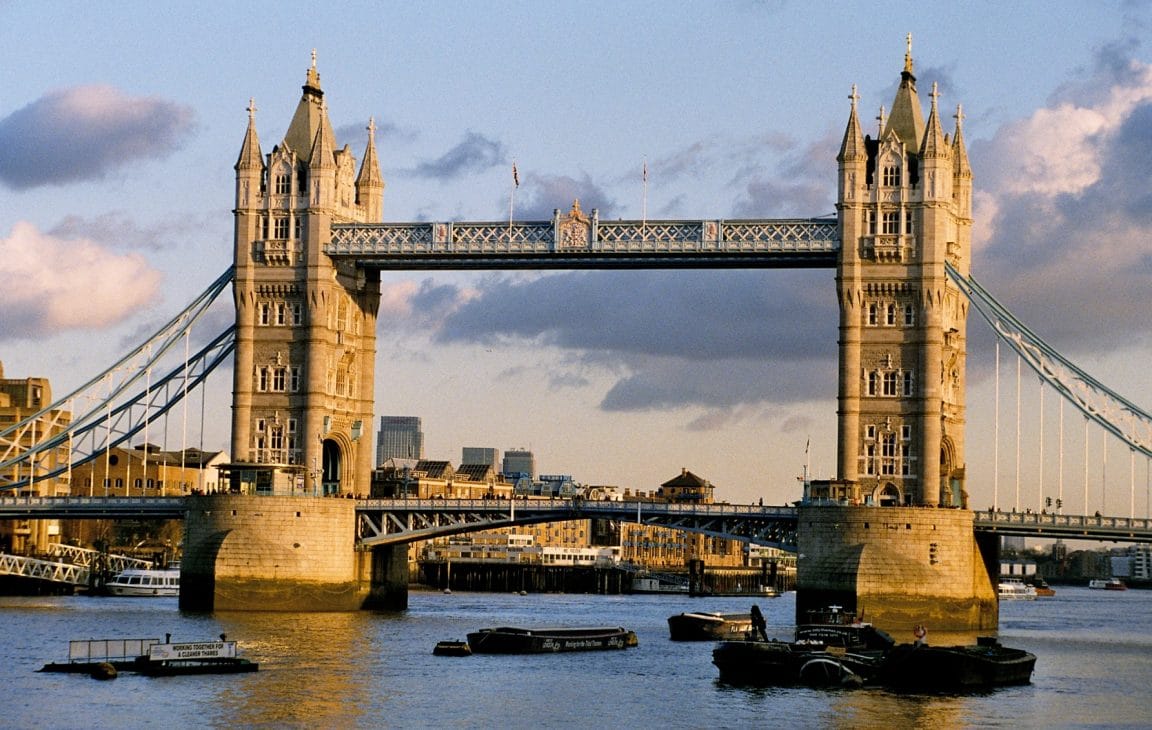 That Time Alan Pollock Flew A Hawker Hunter Through Tower Bridge