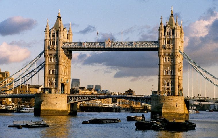 That Time Alan Pollock Flew A Hawker Hunter Through Tower Bridge
