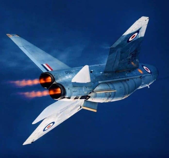 WATCH: English Electric Lightning Interceptors Performed Like Nothing Else