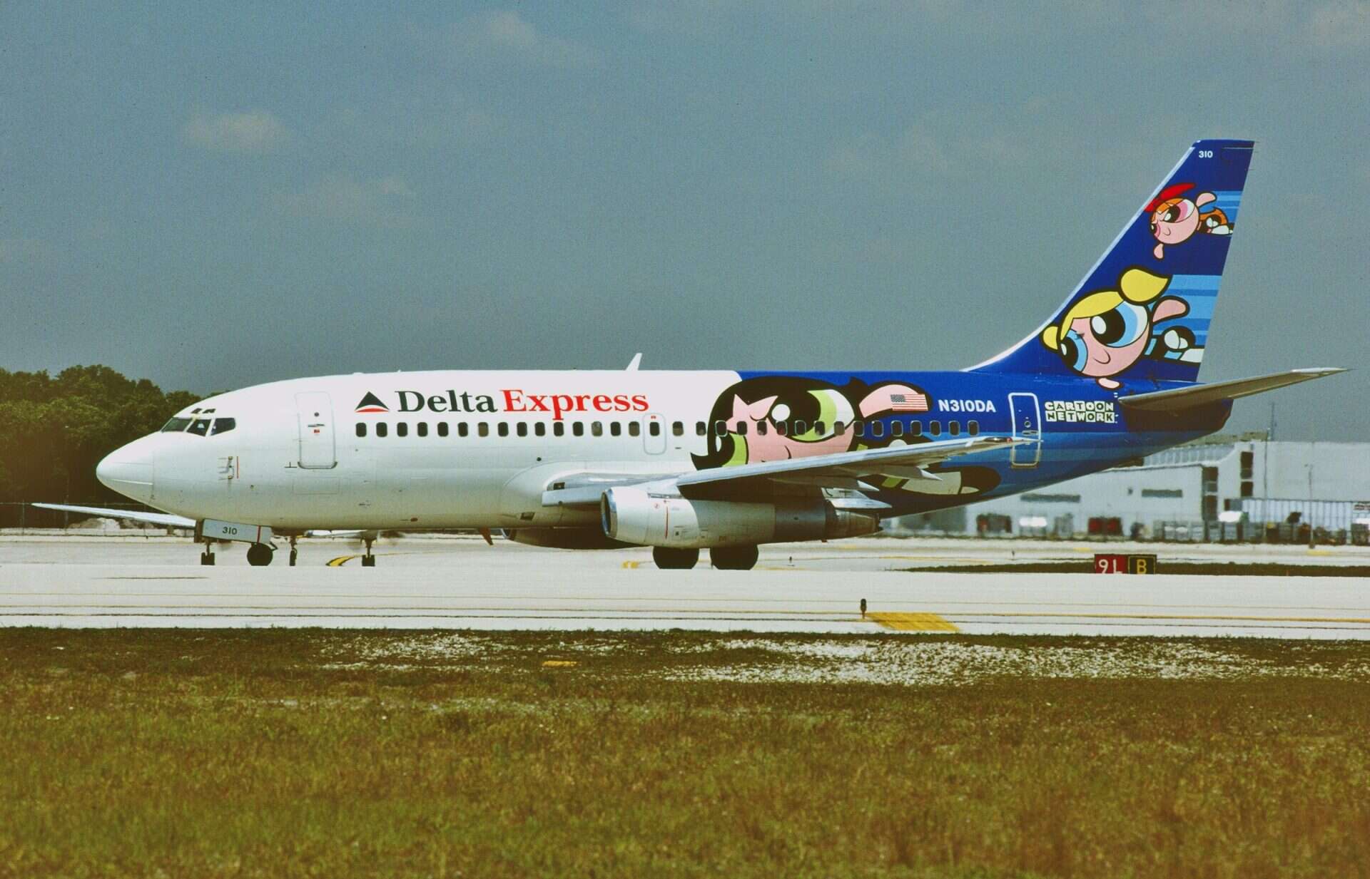 A Colorful Collab: Delta's Powerpuff Girls Themed Boeing 737-200
