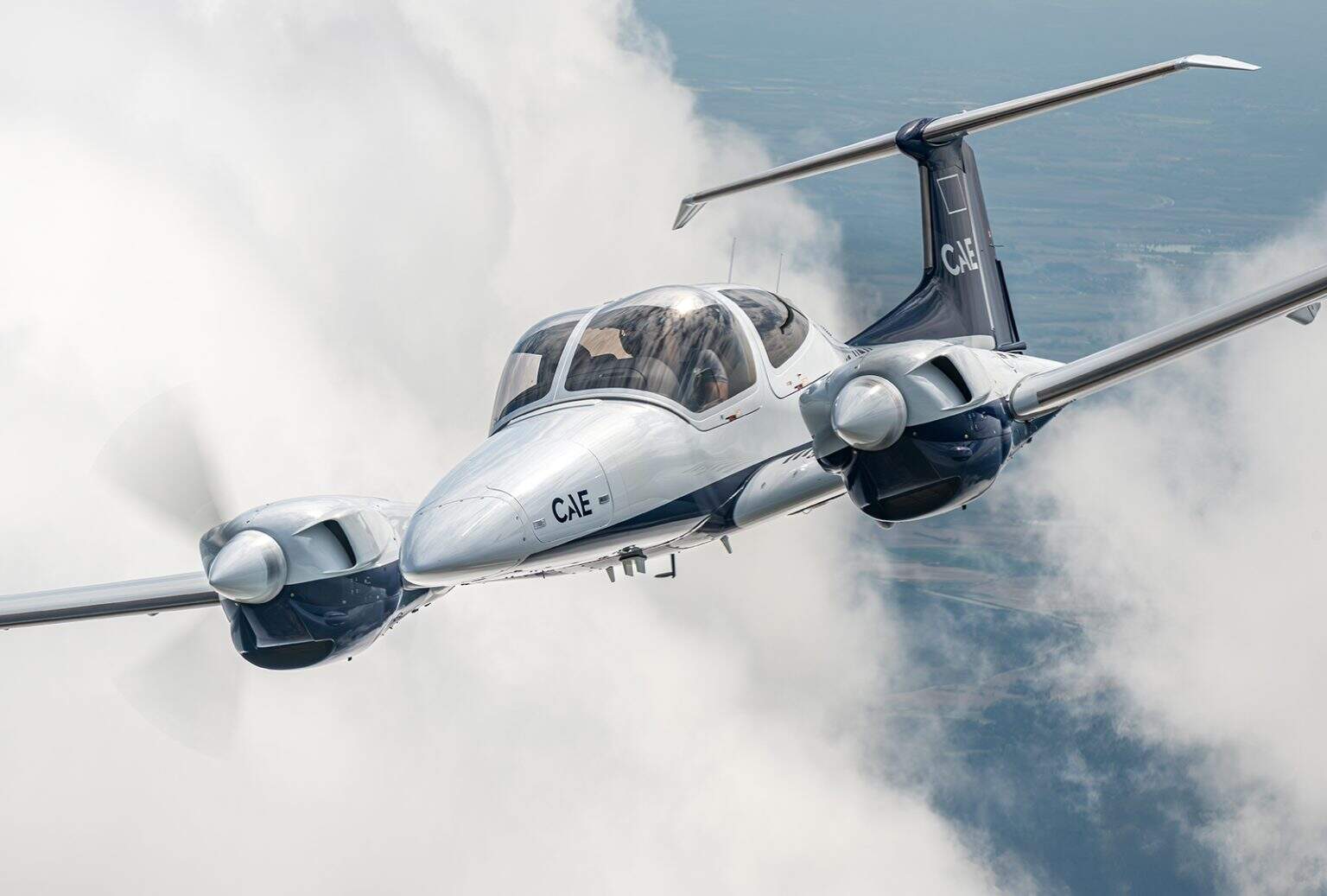 This Reality-Defying Mixed Reality Simulator Will Change Pilot Training ...